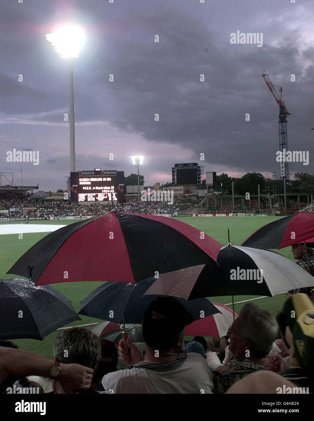 Spectators wait in the rain hi-res stock photography and images - Alamy
