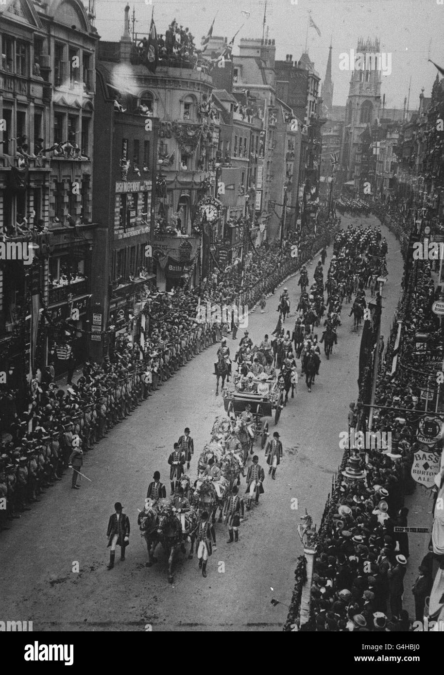 The coronation procession of King George V and Queen Mary passes ...