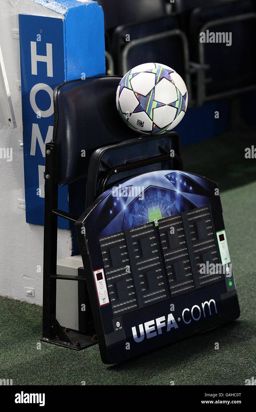Officials with the matchball hi-res stock photography and images - Alamy