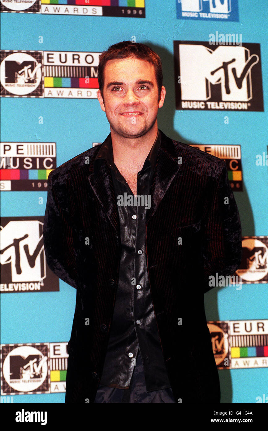 Robbie Williams backstage at the MTV Europe Awards Stock Photo - Alamy