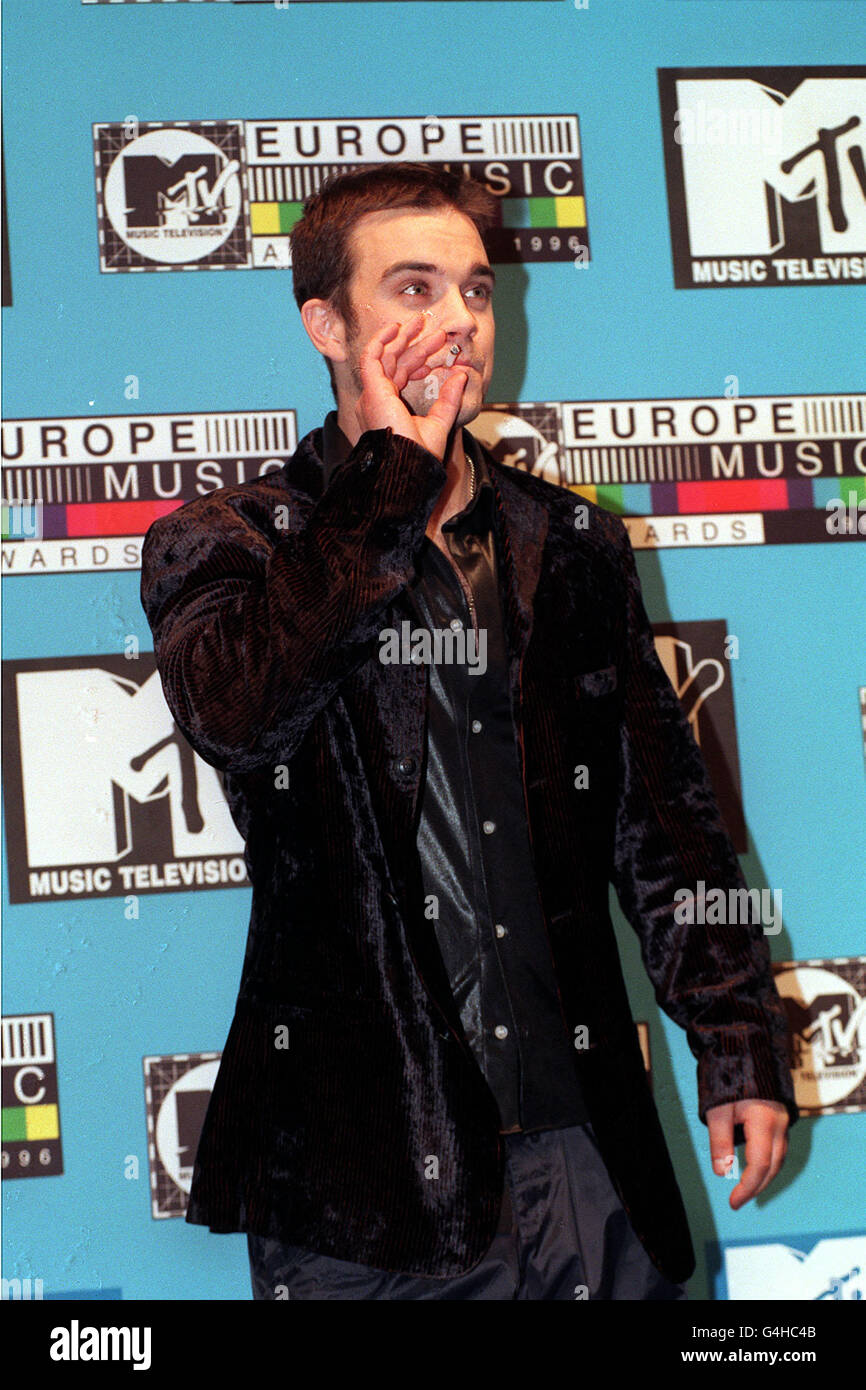 Robbie williams backstage mtv europe awards hi-res stock photography ...