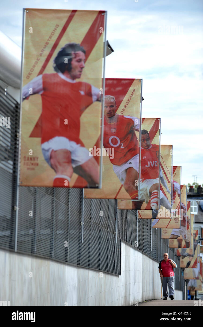 A fan arrives emirates stadium hi-res stock photography and images - Alamy