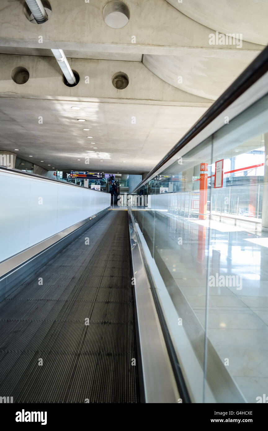 Airport walkway white hi-res stock photography and images - Alamy