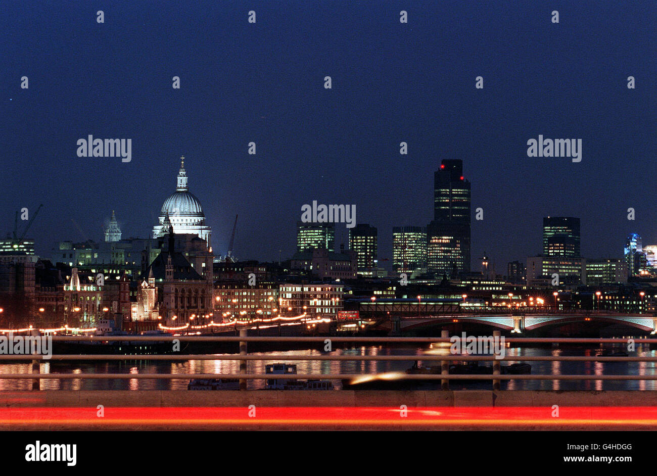 Night scenes of London's Landmarks and Lights. A view of the Thames ...