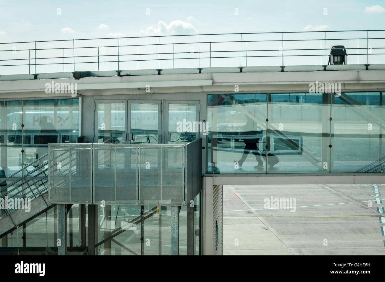 Airplane at the passenger boarding bridge on the runway hi-res stock ...