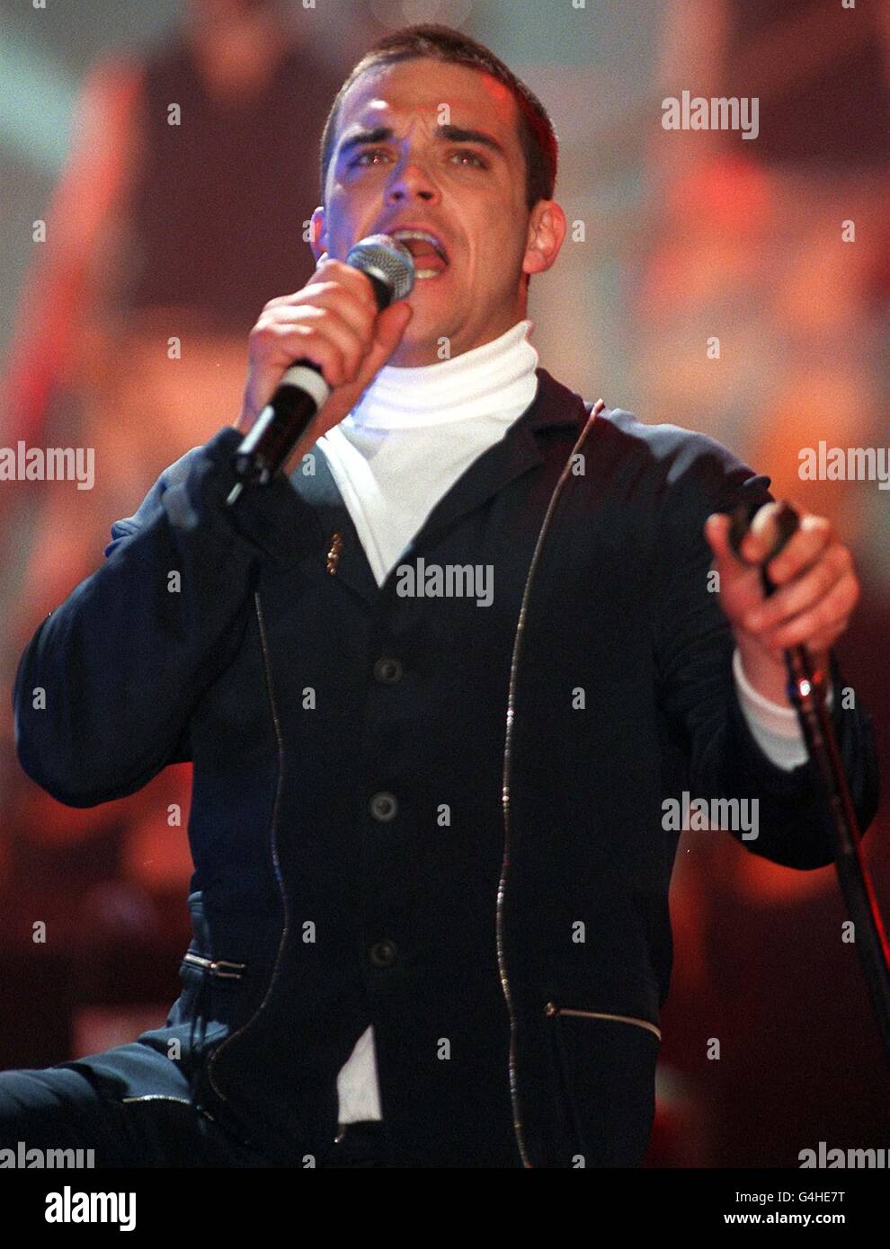 Robbie williams 2001 hi-res stock photography and images - Alamy