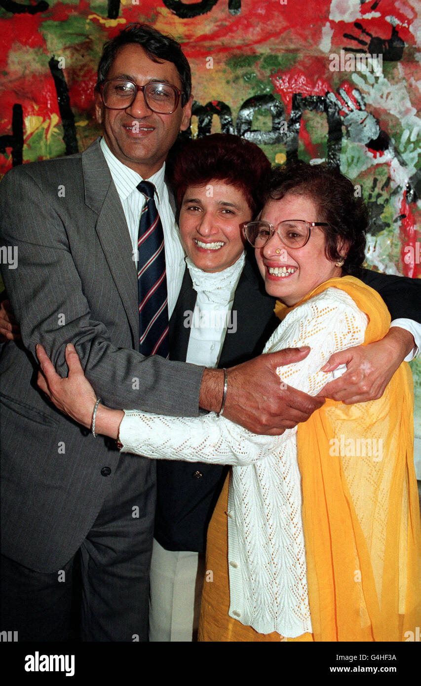 PA NEWS PHOTO 25/9/92 BATTERED WIFE KIRANJIT AHLUWALIA (CENTRE) WITH ...