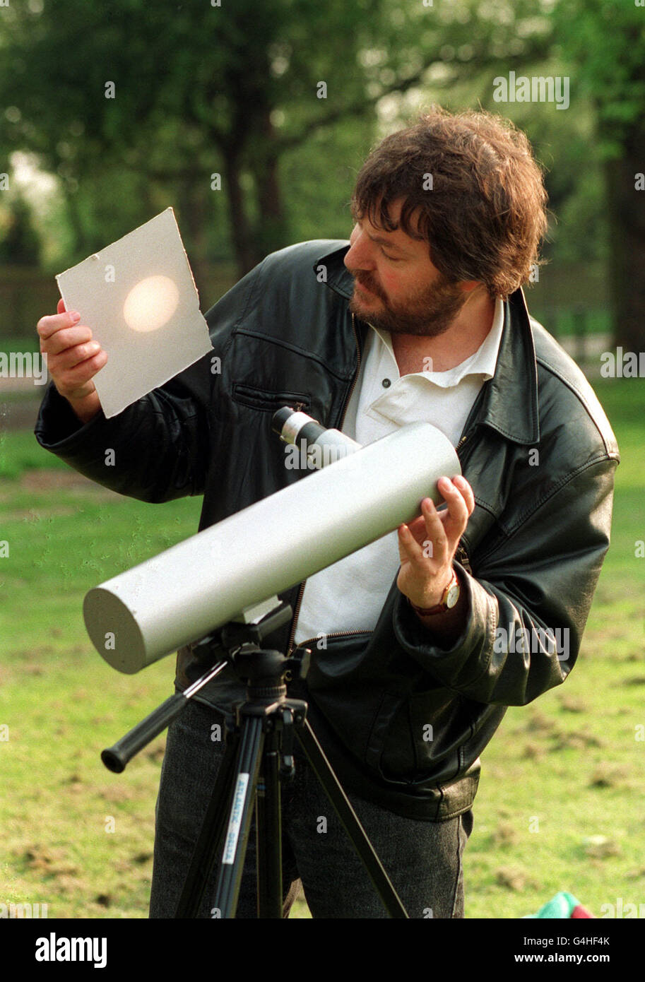 PA NEWS PHOTO 10/5/94 PAUL SUTHERLAND REFLECTS AN IMAGE OF THE SUN ONTO ...