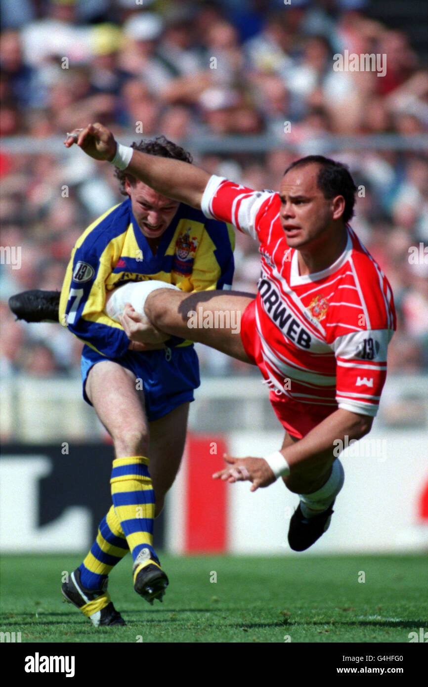 RUGBY LEAGUE CHALLENGE CUP FINAL. WARRINGTON v WIGAN. WIGAN'S ADRIAN ...