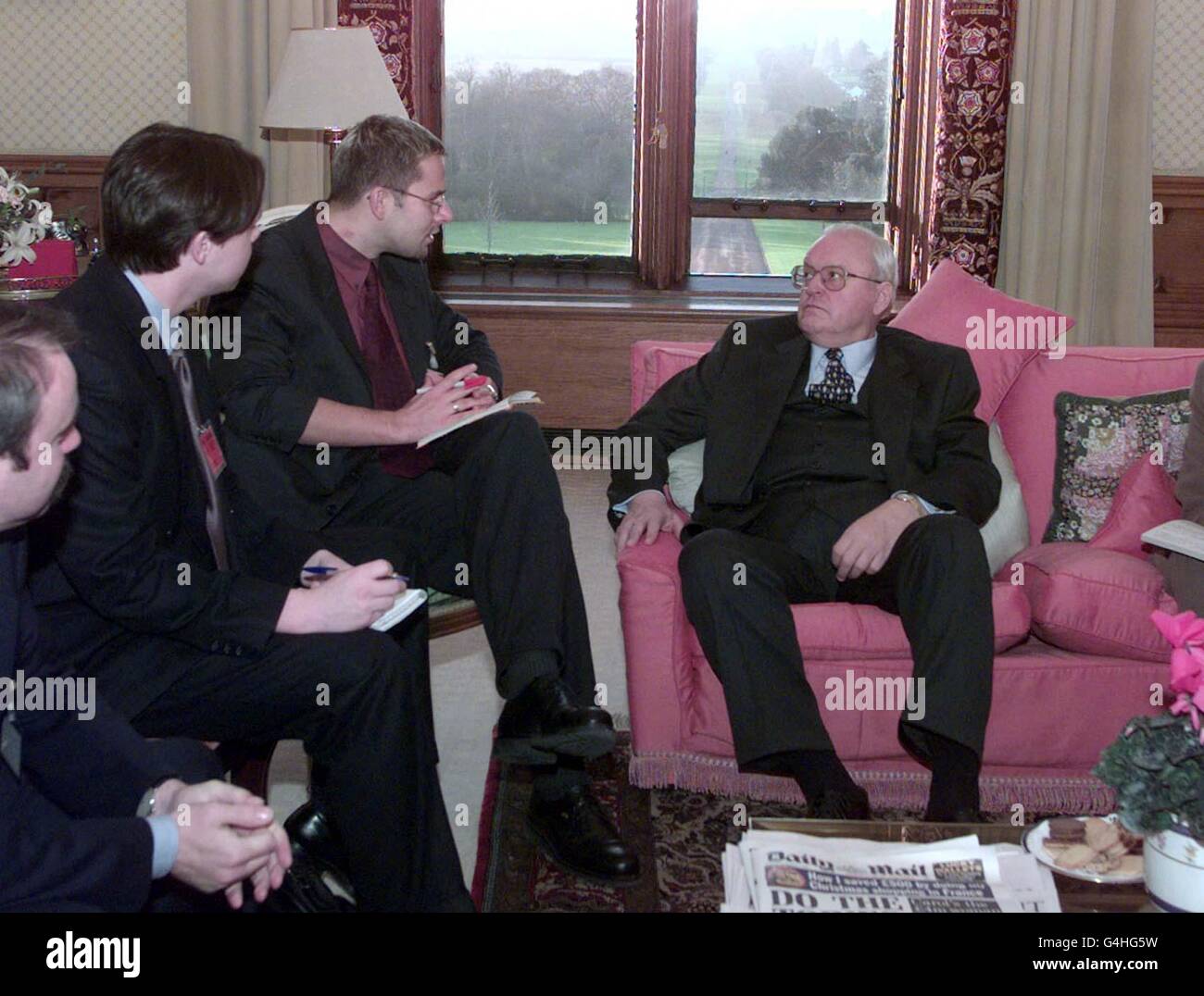 President Roman Herzog of Germany (right) talks with young journalists ...