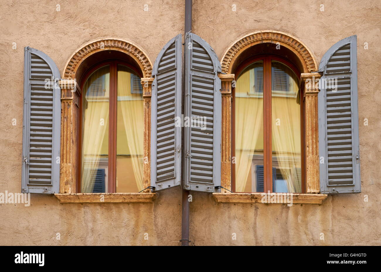 Old italian windows hi-res stock photography and images - Alamy