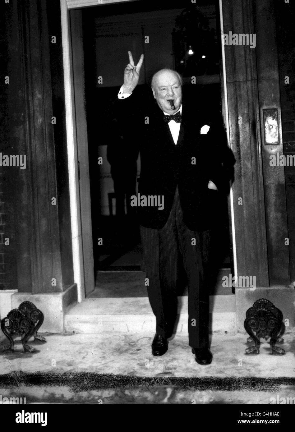 Winston churchill v sign hi-res stock photography and images - Alamy