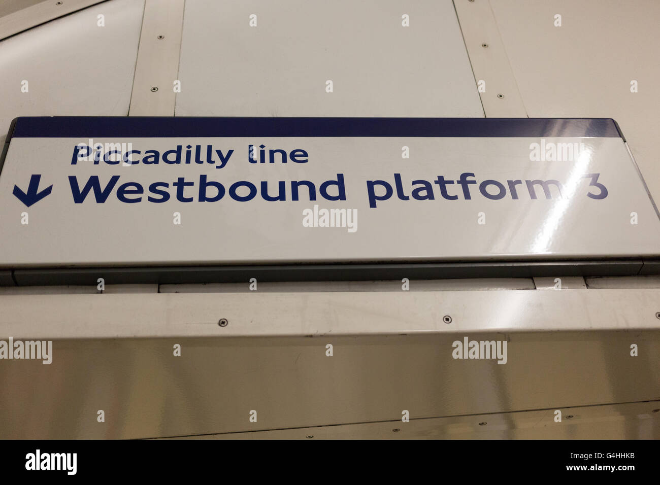 Piccadilly Line Sign London Stock Photos & Piccadilly Line Sign London ...