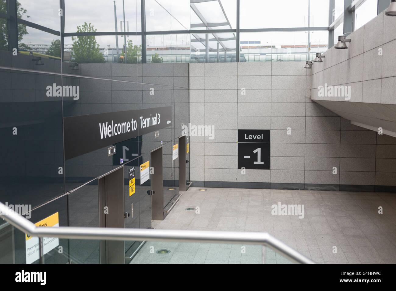 London Heathrow Airport Entrance Stock Photos & London Heathrow Airport ...