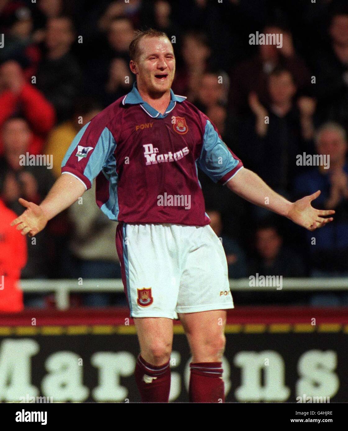 John Hartson celebrates goal Stock Photo - Alamy