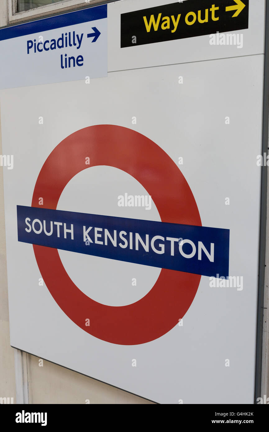 TFL underground platform at South Kensington Stock Photo - Alamy