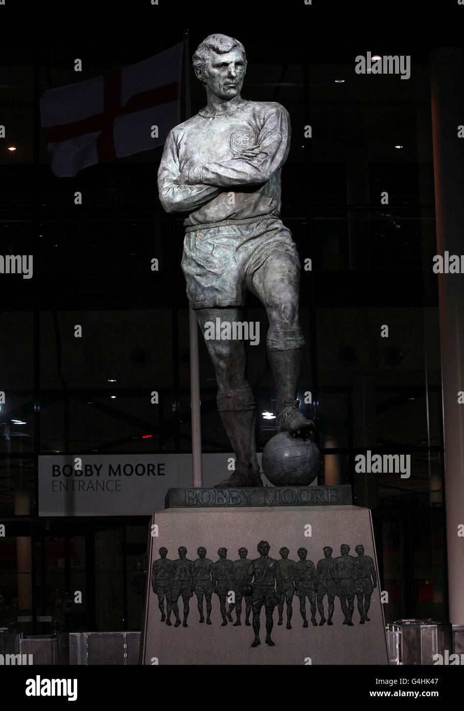 Bobby moore statue wembley stadium hi-res stock photography and images ...