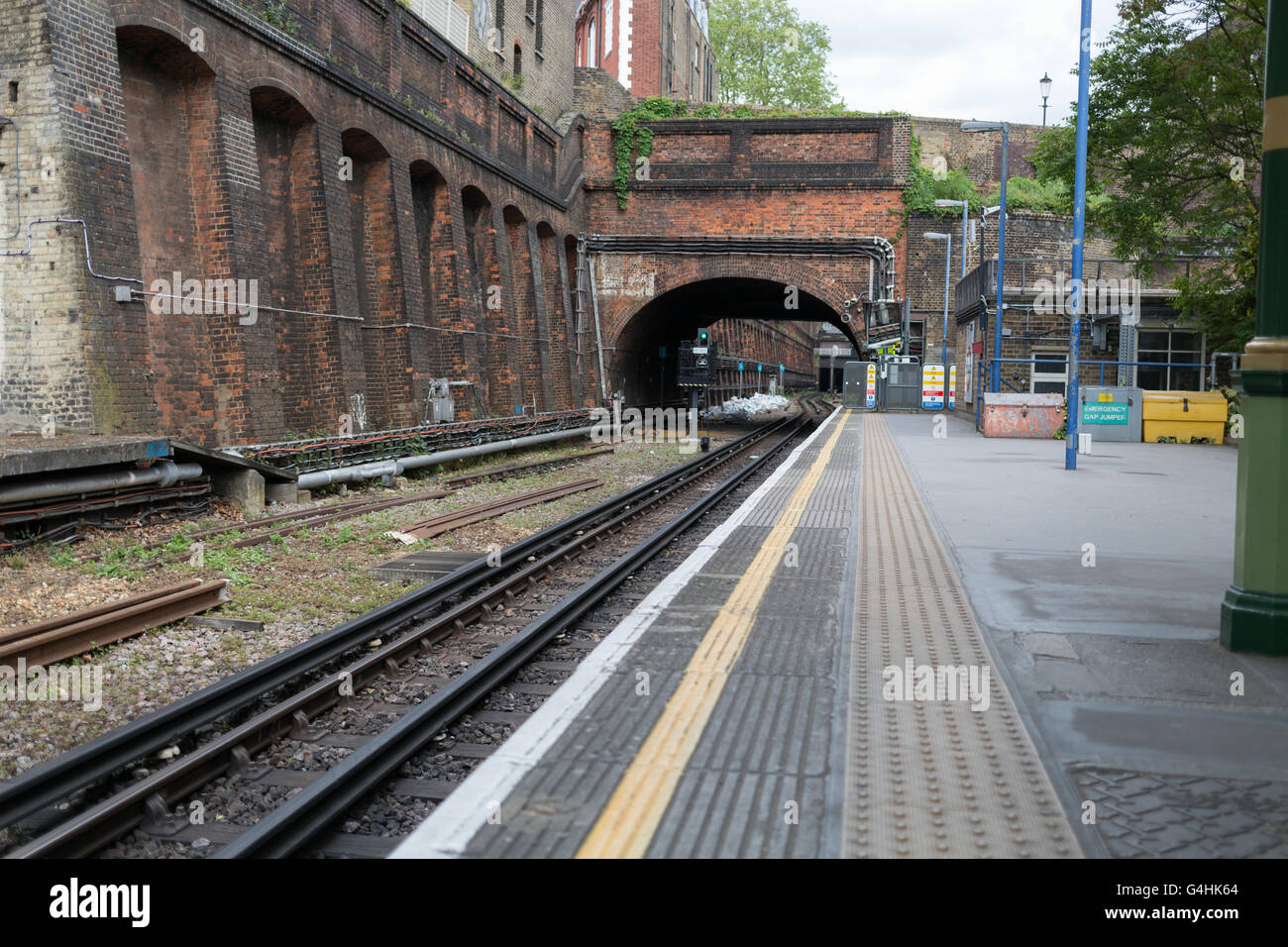 TFL underground platform at South Kensington Stock Photo - Alamy