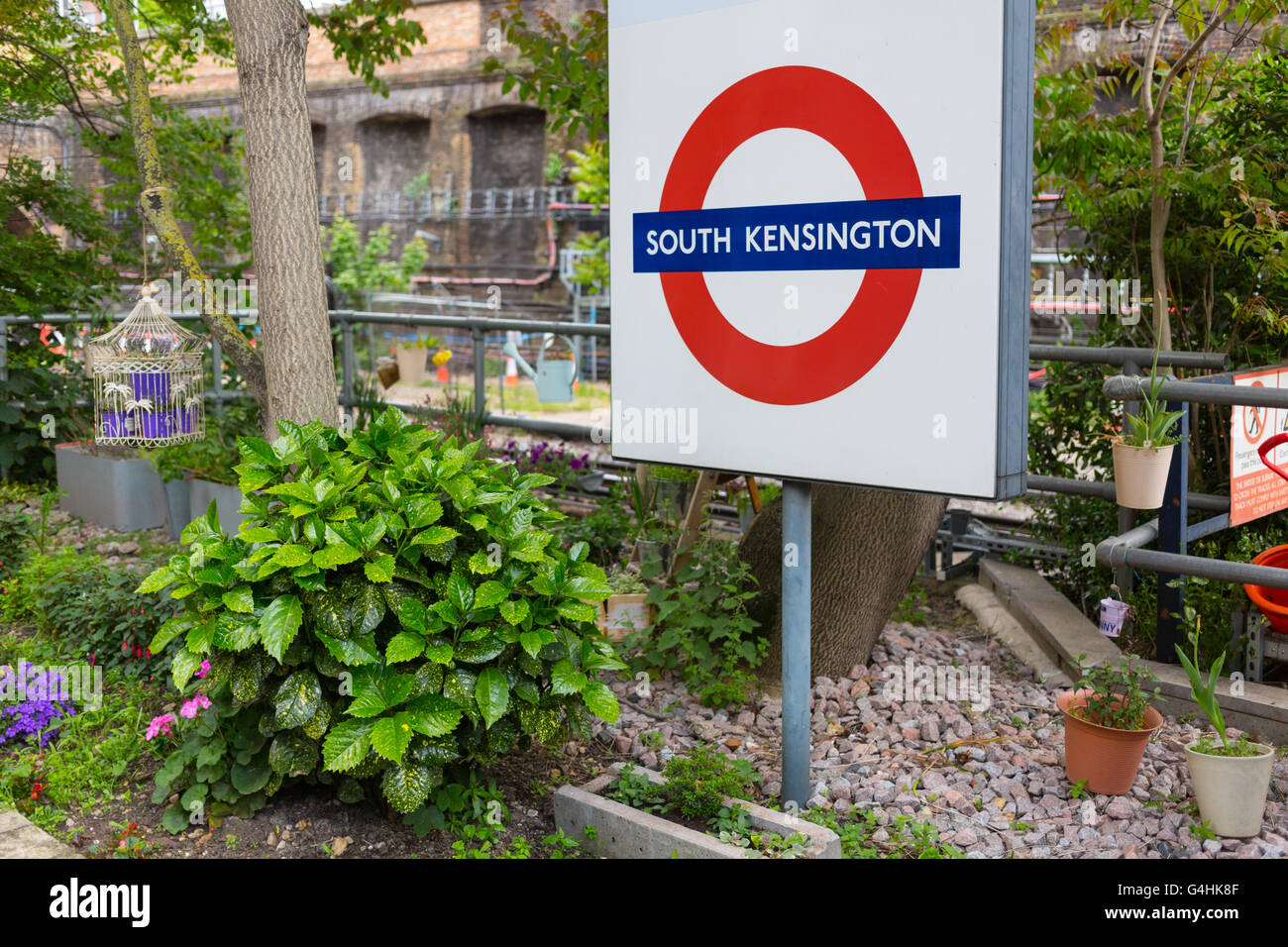 TFL underground platform at South Kensington Stock Photo - Alamy
