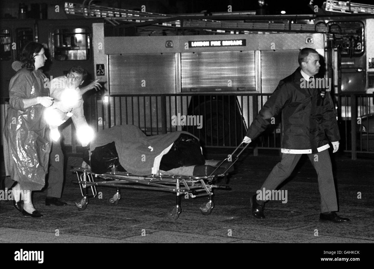 KINGS CROSS FIRE/Body carried on stretcher Stock Photo - Alamy