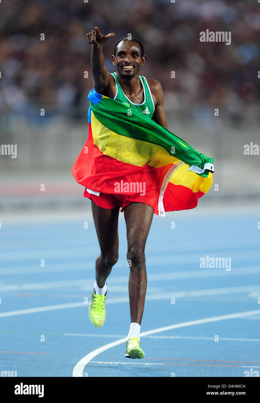 Ethiopias ibrahim jeilan celebrates winning the mens 10 hi-res stock ...
