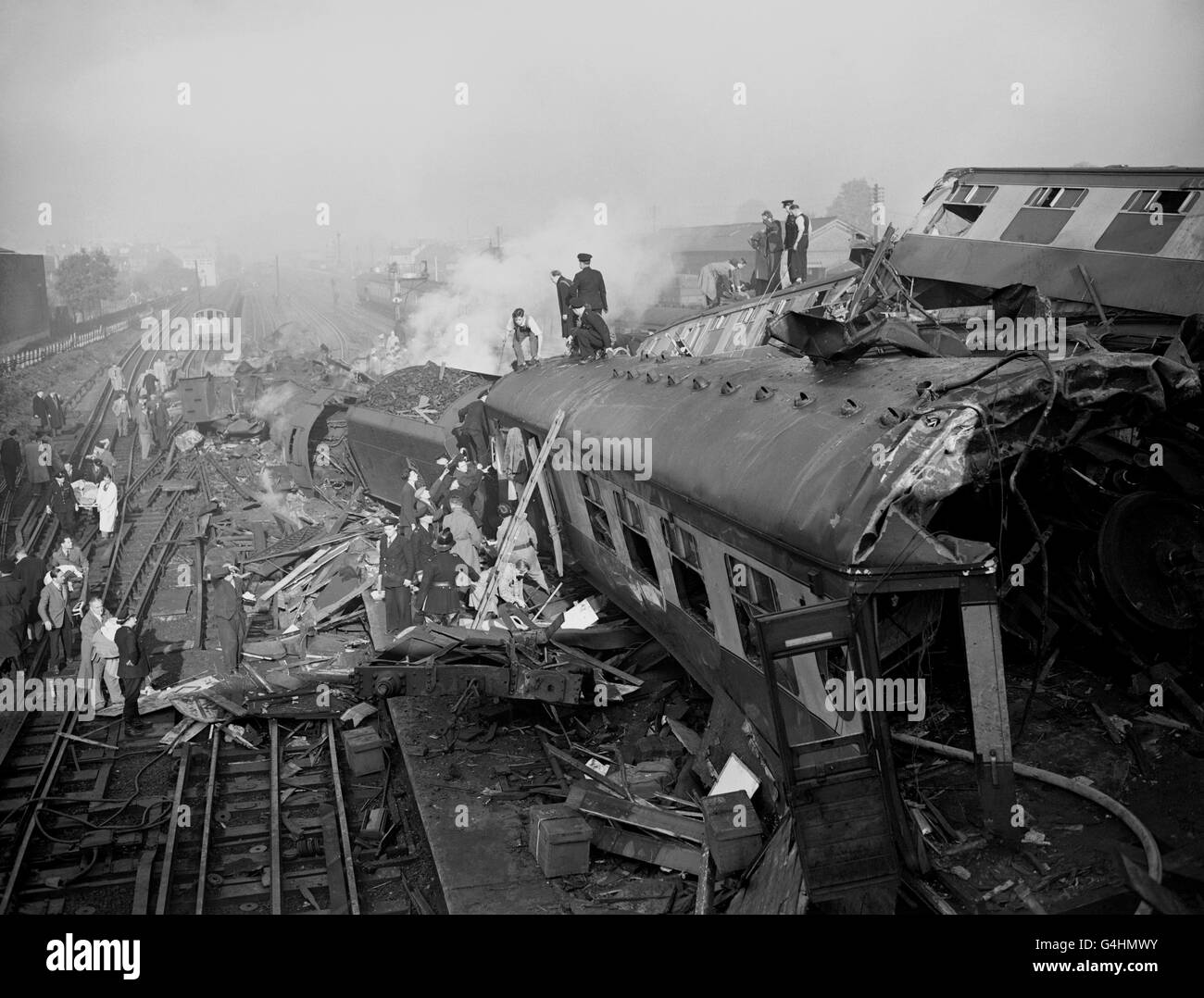 Harrow and wealdstone train crash 1952 hi-res stock photography and ...