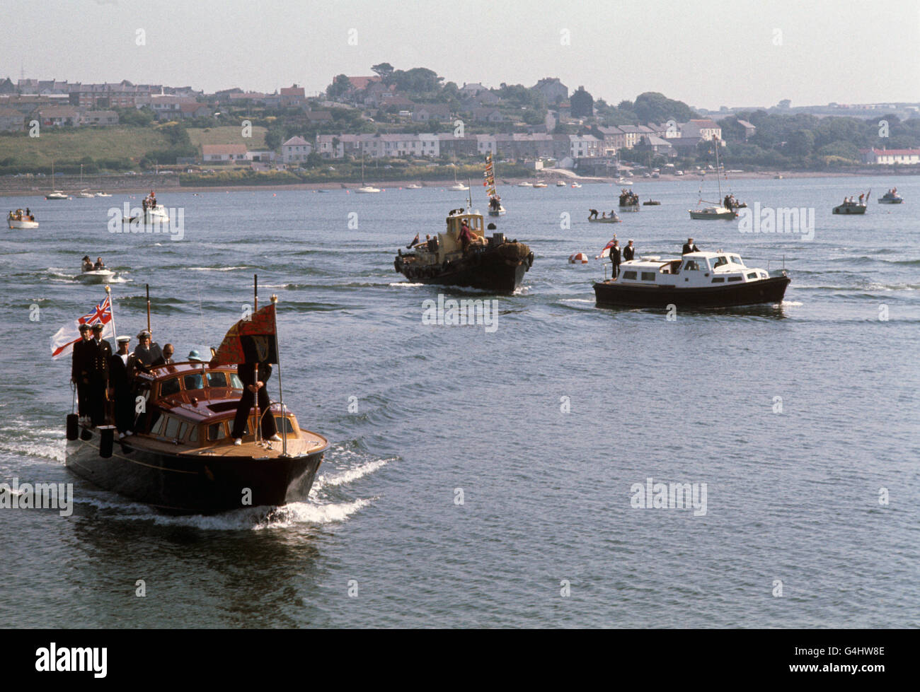 Queen elizabeth ii silver jubilee boat hi-res stock photography and ...