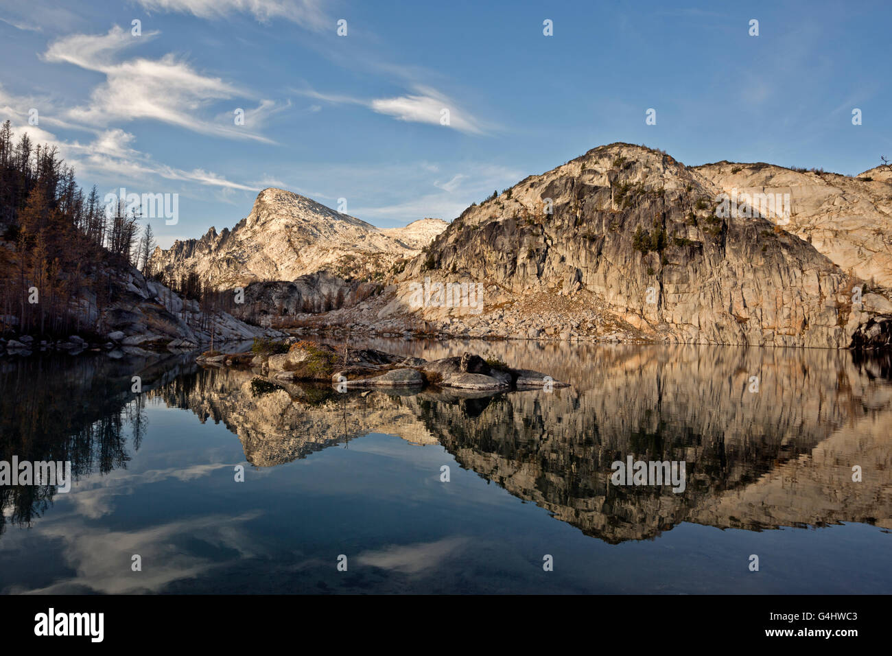 Little alpine lake hi-res stock photography and images - Alamy