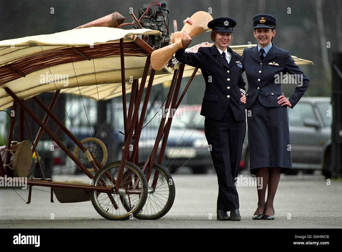 Women in aviation hi-res stock photography and images - Alamy