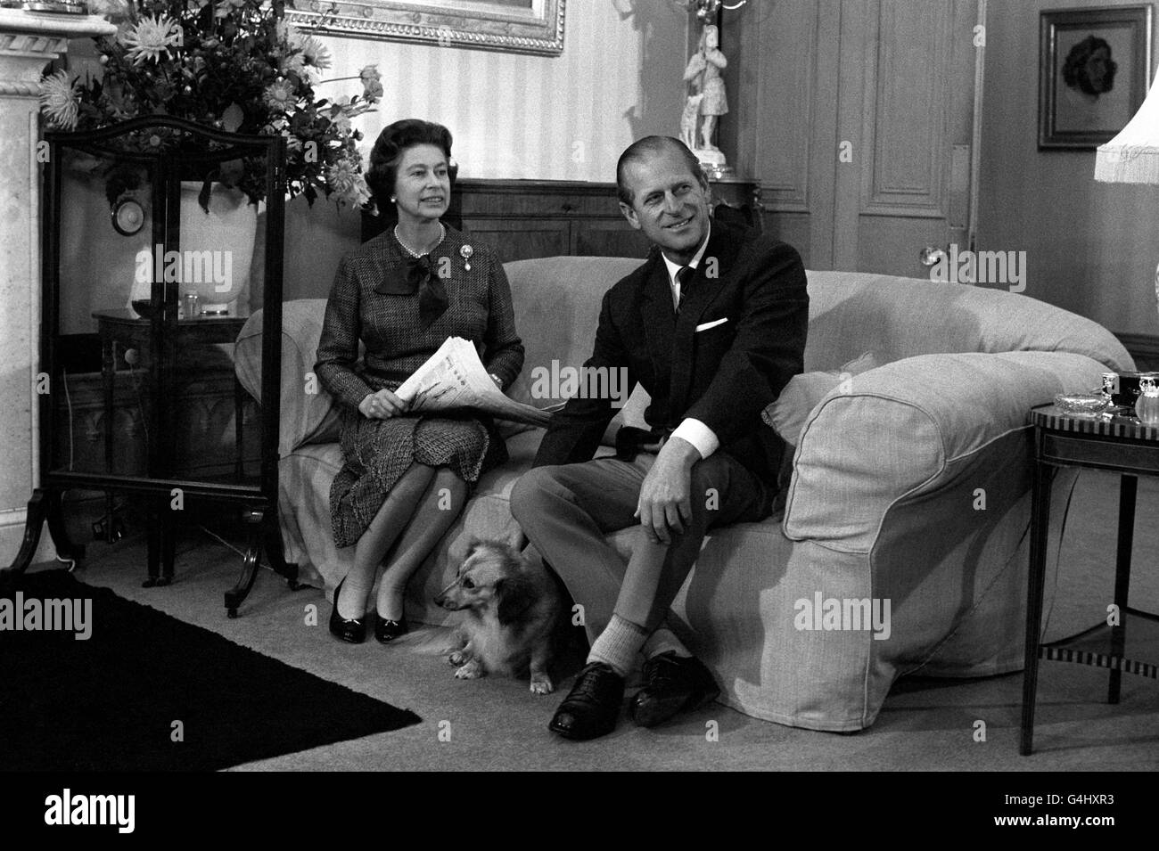 Queen elizabeth prince philip balmoral Black and White Stock Photos ...