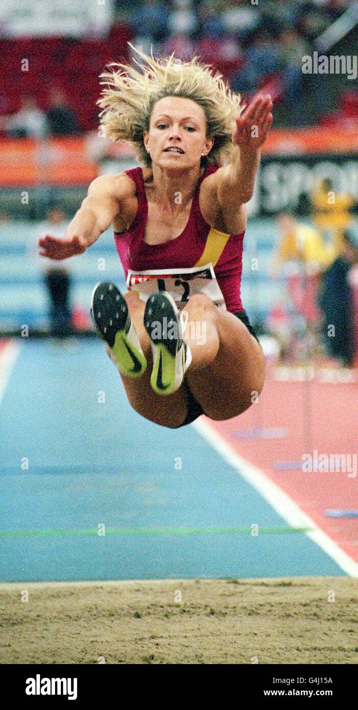 Jo wise long jump action 2 hi-res stock photography and images - Alamy