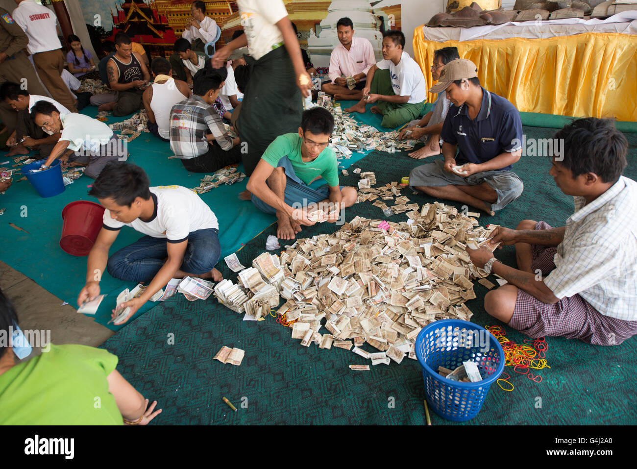People counting the money alms collecting, Shwezigon Pagoda, Nyanung-U ...