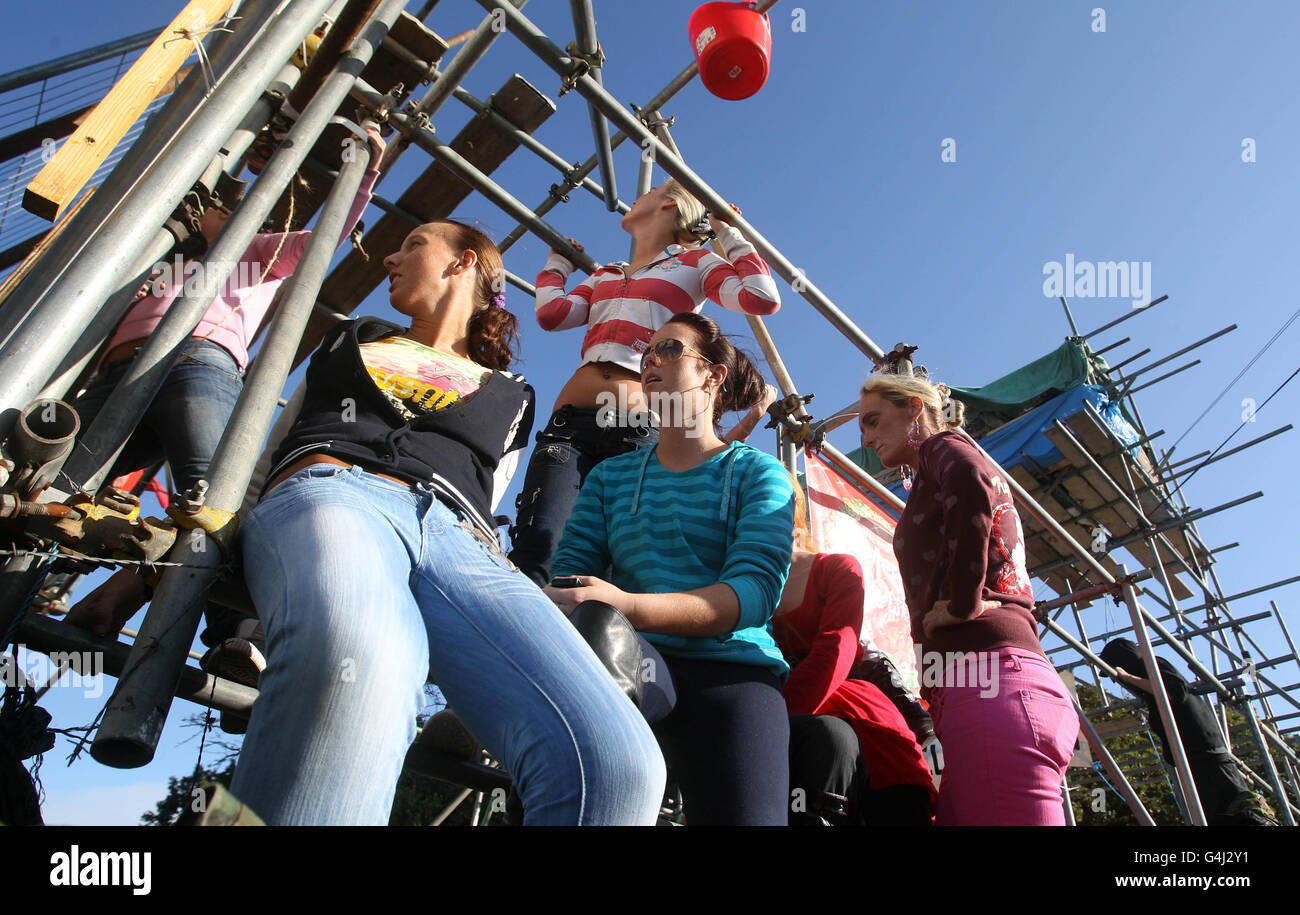 Residents keep lookout for the Bailiffs at the Dale Farm travellers ...