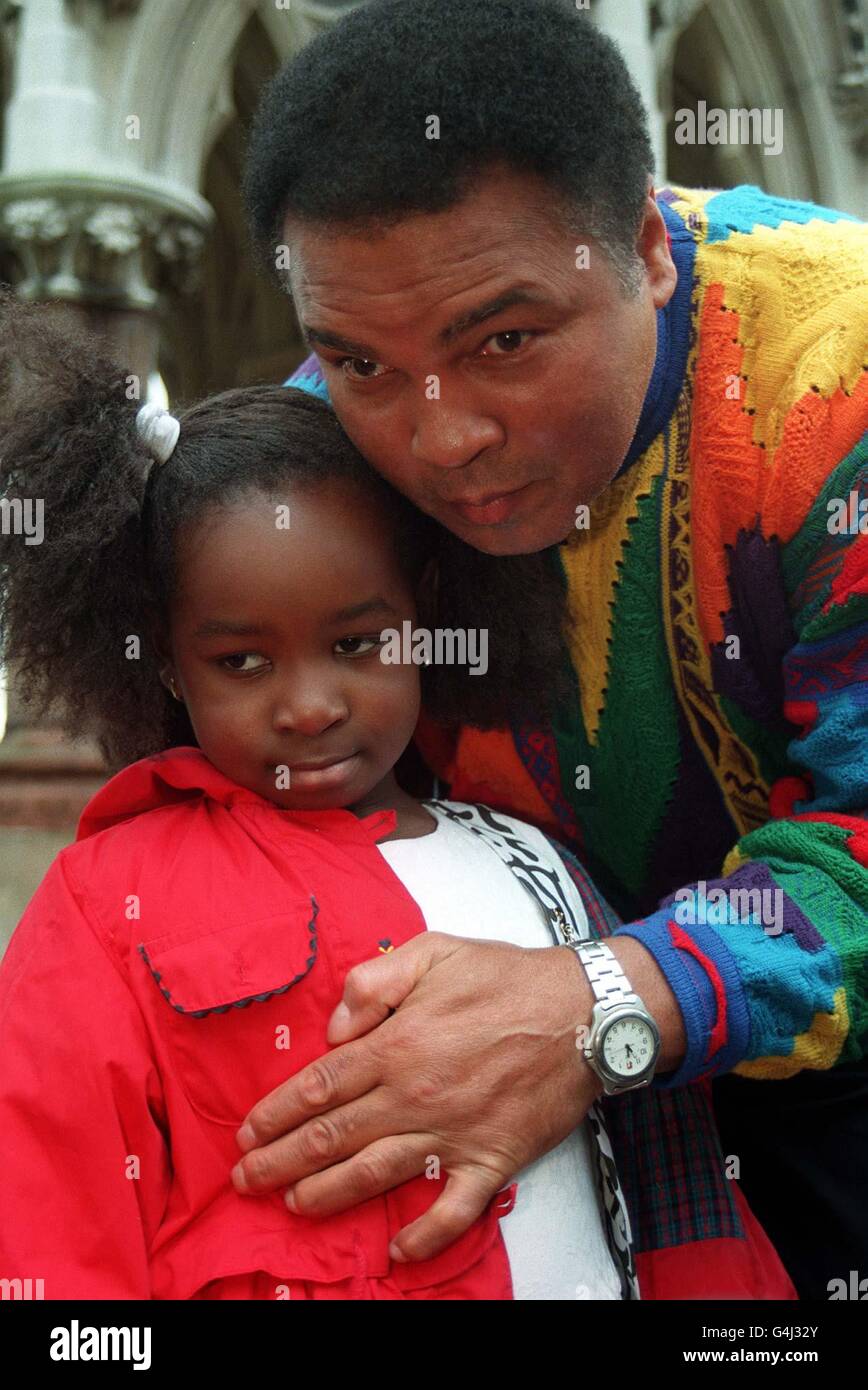 Muhammad Ali and little girl Stock Photo - Alamy