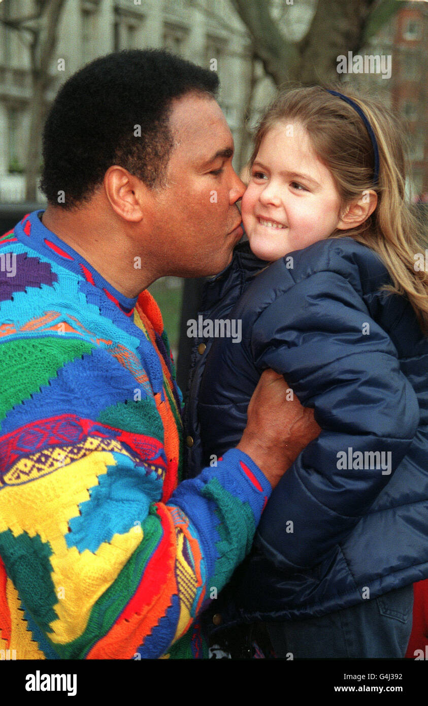 Muhammad Ali kissing child Stock Photo - Alamy