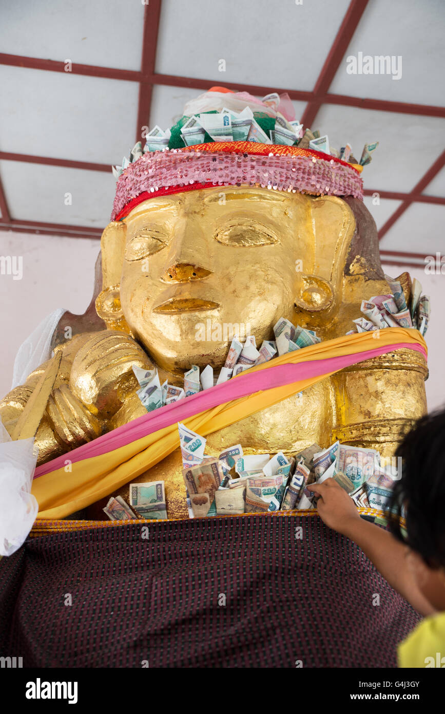 Gilded statues hi-res stock photography and images - Alamy