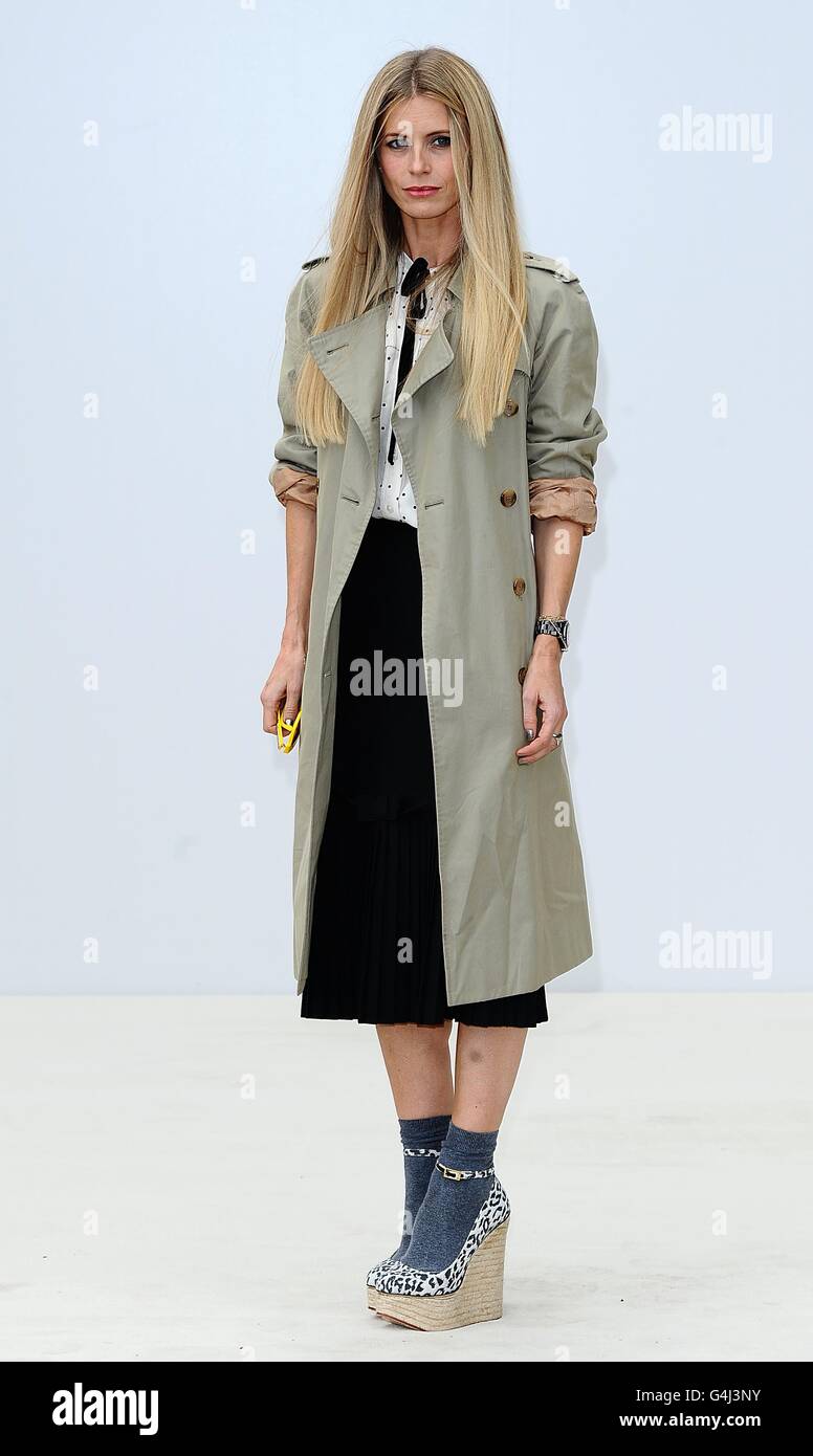 Laura bailey arriving burberry catwalk show hi-res stock photography ...