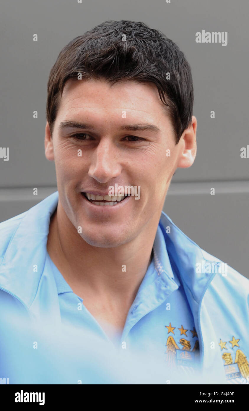 Manchester City's Gareth Barry arrives at Craven Cottage, London Stock ...