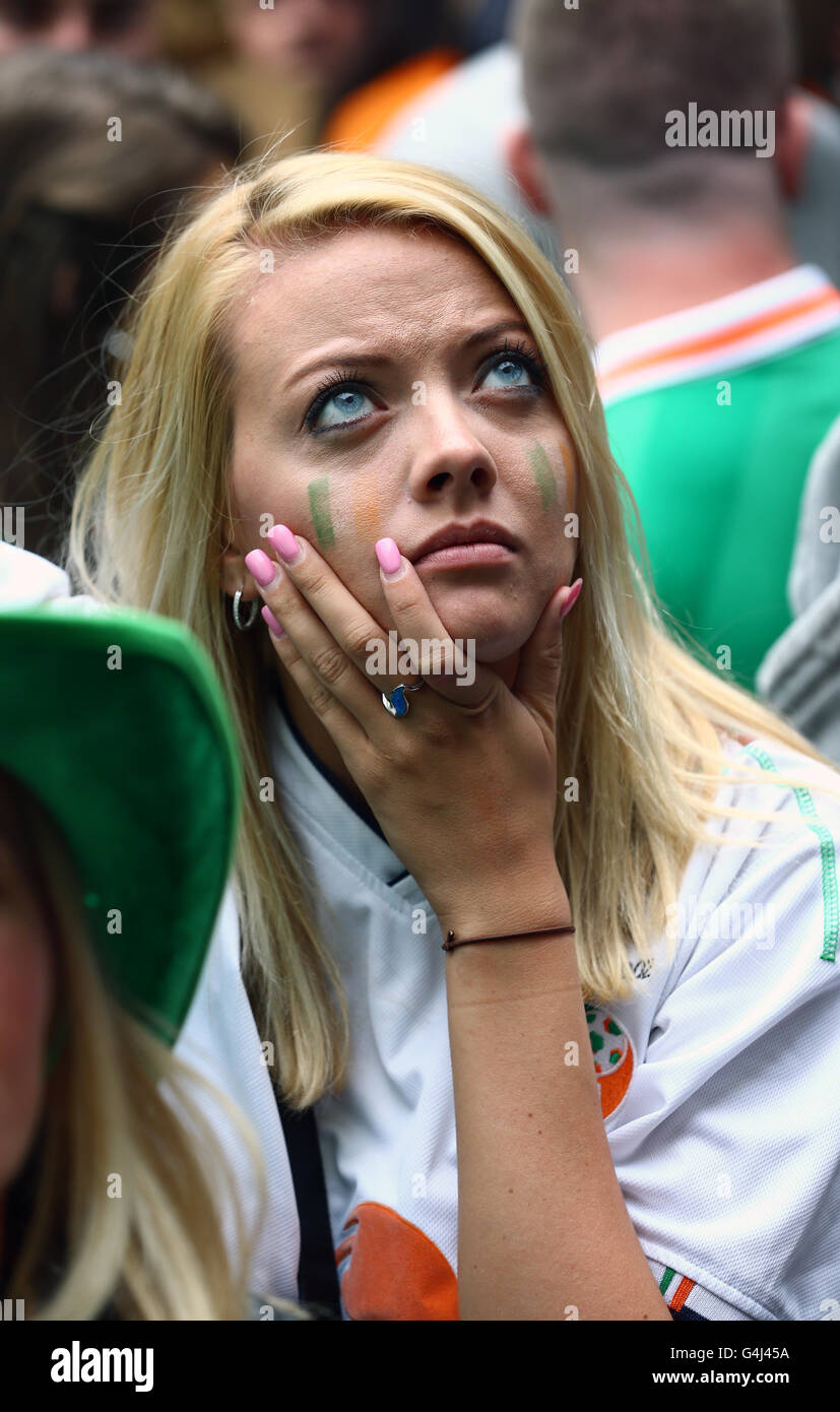 Republic of Ireland fans watch the Euro 2016 match between Republic of ...