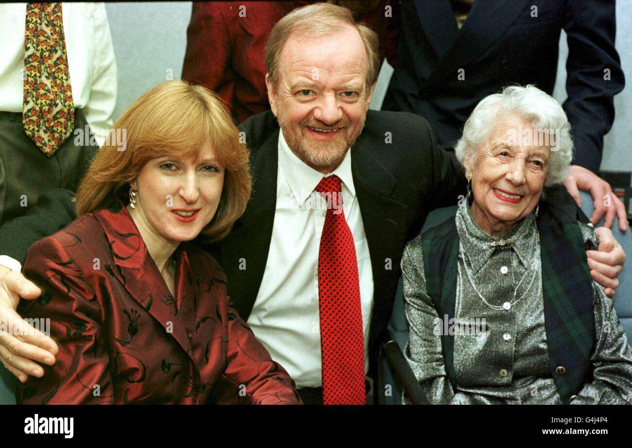 Landscape arm s around smiling politics mother wife robin cook hi-res ...