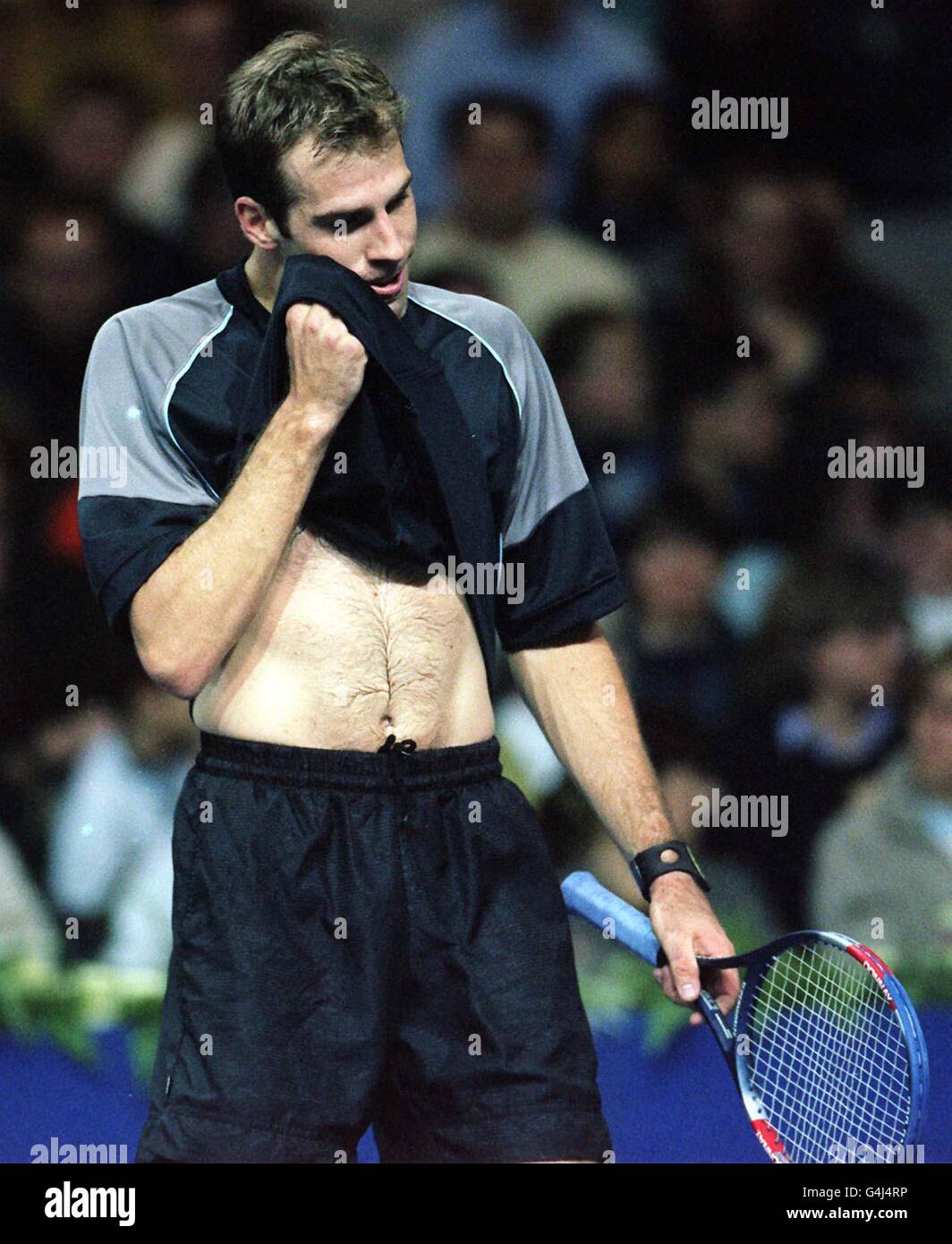 Rusedski wipes face/GD Cup final Stock Photo - Alamy