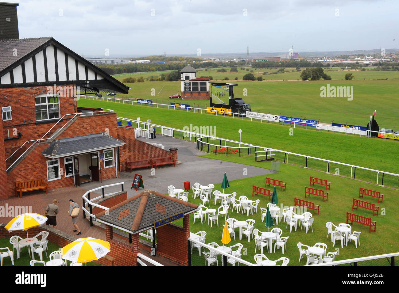 Pontefract racecourse general view hi-res stock photography and images ...
