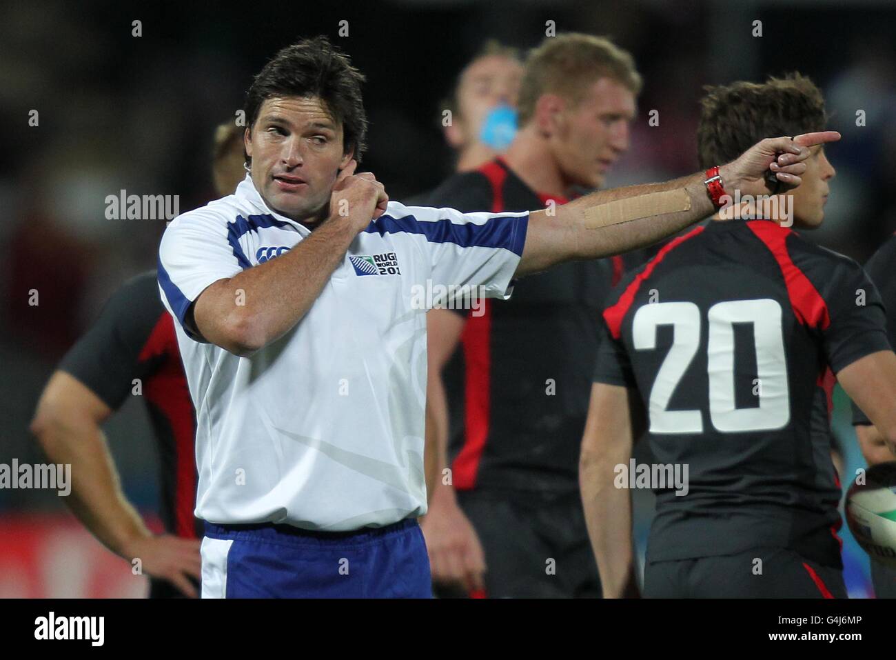 Steve walsh referee hi-res stock photography and images - Alamy