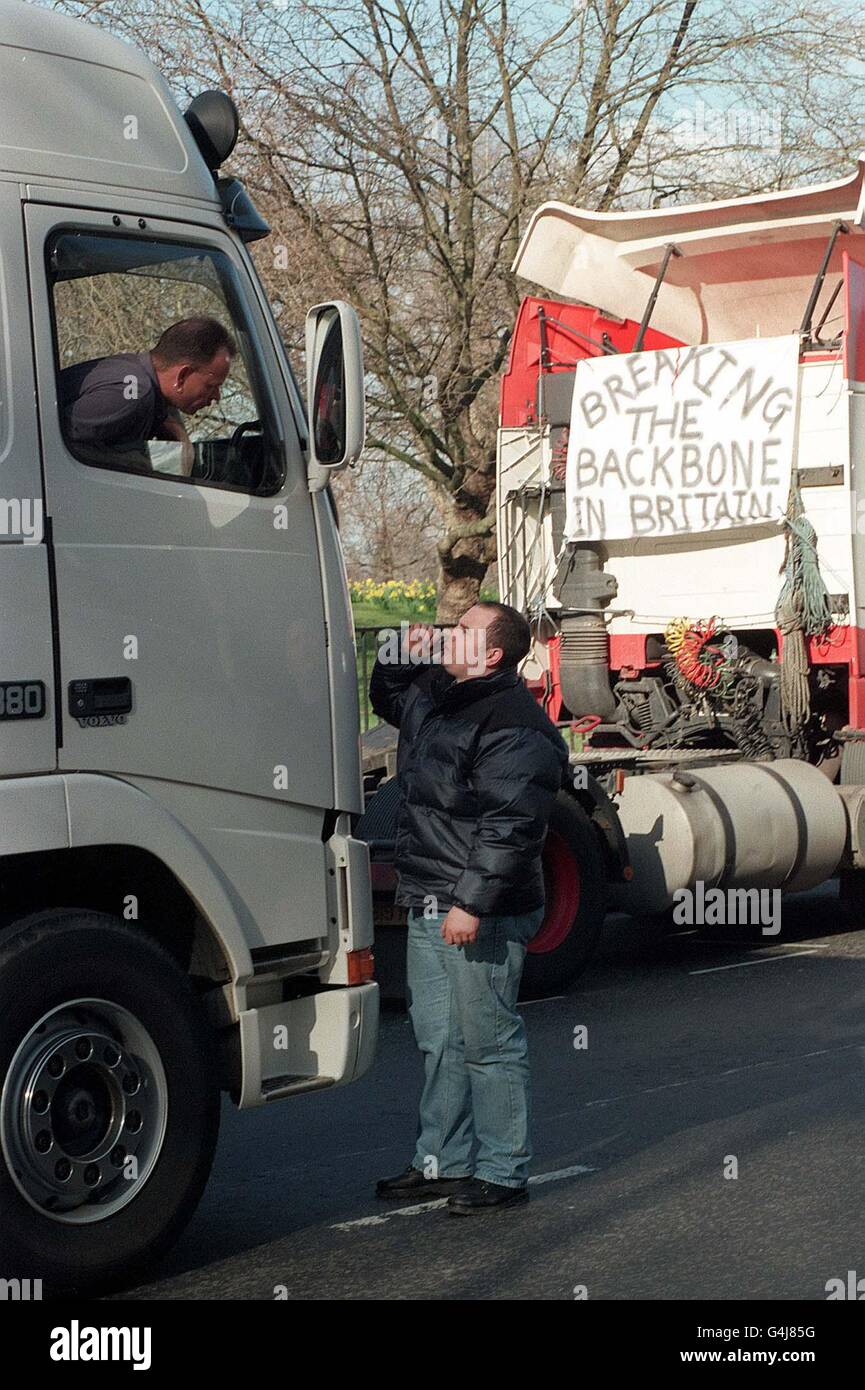 Lorry drivers talking hi-res stock photography and images - Alamy
