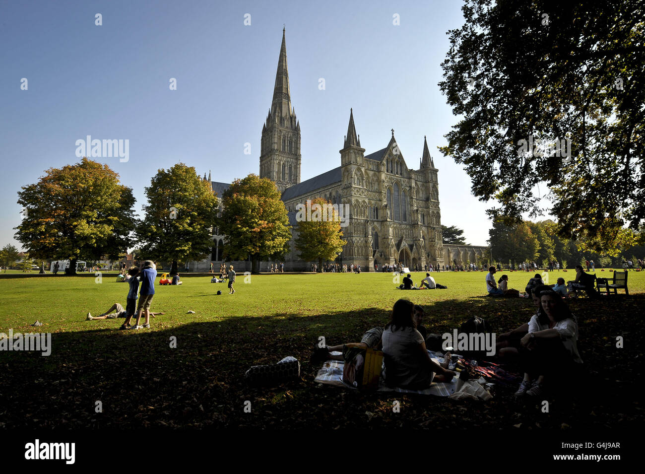 Salisbury cathedral in the autumn hi-res stock photography and images ...