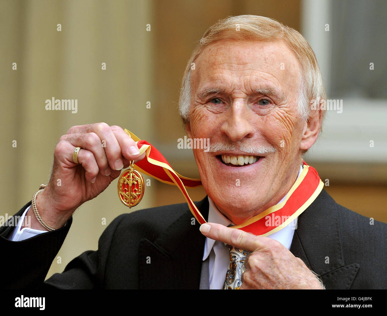 Is knighted queen buckingham palace hi-res stock photography and images ...