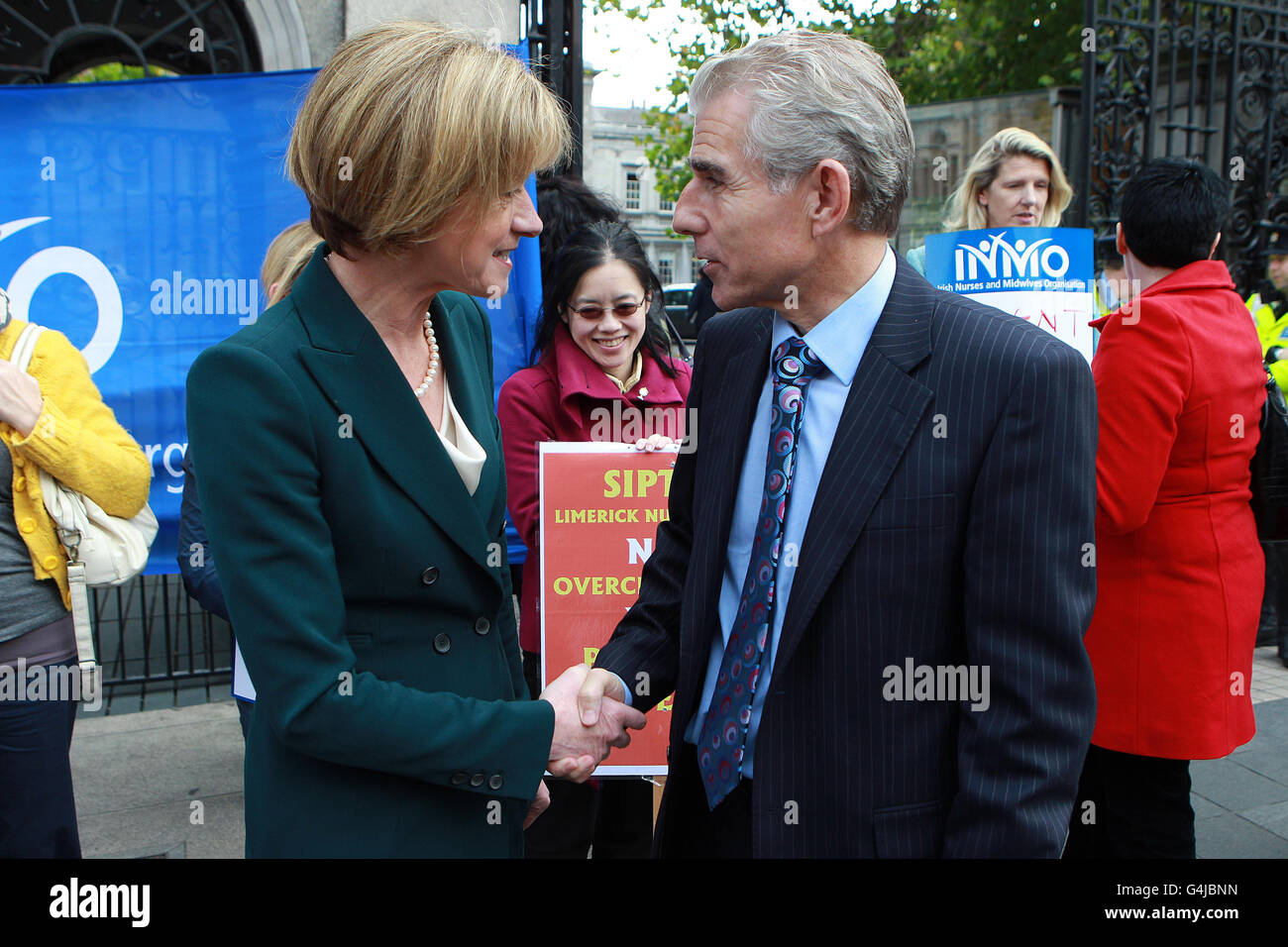 Nurses and midwives protest in dublin hi-res stock photography and ...
