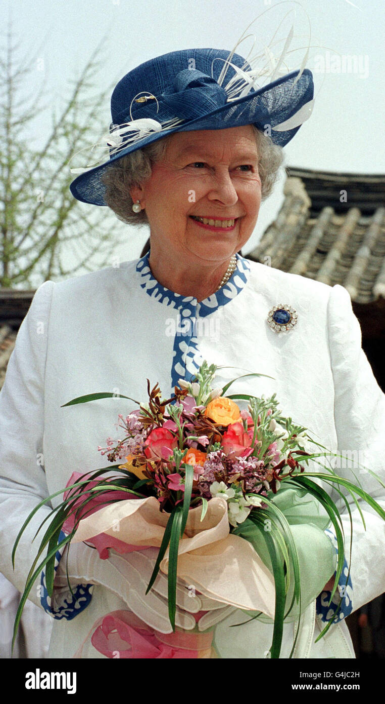 Smiling flowers bouquet hat royal queen elizabeth ii queen1990s hi-res ...