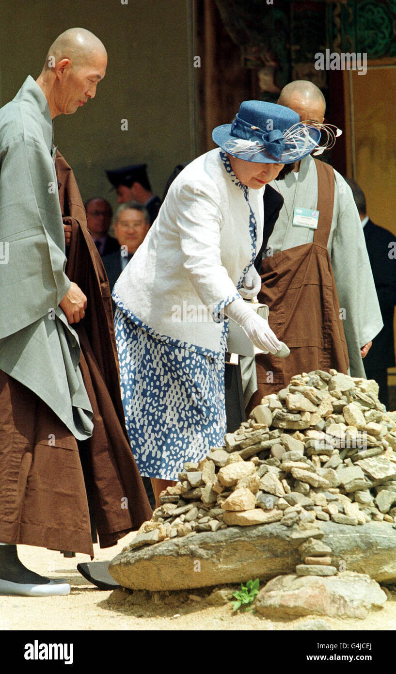 Her Majesty the Queen on her 73rd birthday visits the Bongjong Buddhist ...