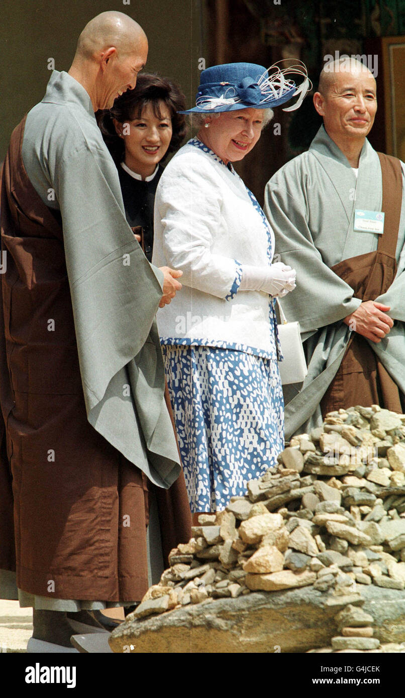 Her Majesty the Queen on her 73rd birthday visits the Bongjong Buddhist ...